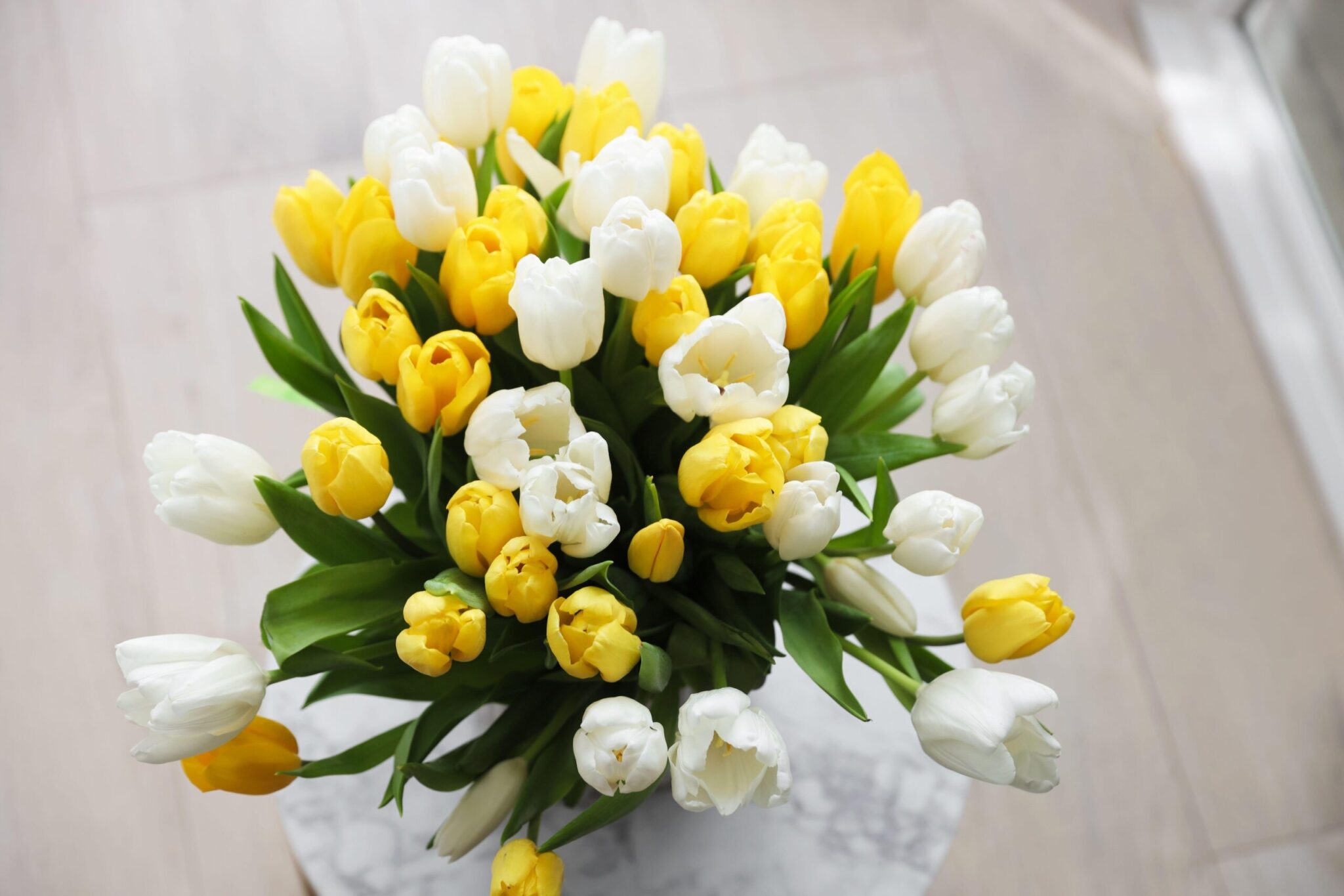 Primăvara în casă de sărbători: 5 idei pentru florile de pe masa de ...